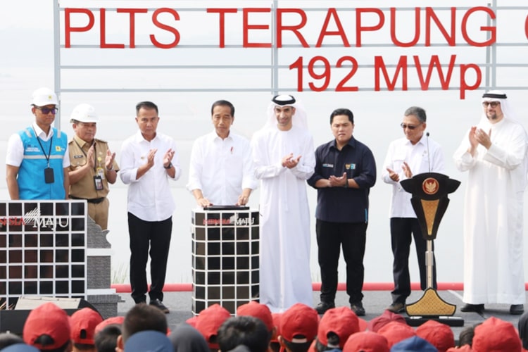Presiden Joko Widodo Resmikan PLTS Terapung Terbesar di Asia Tenggara